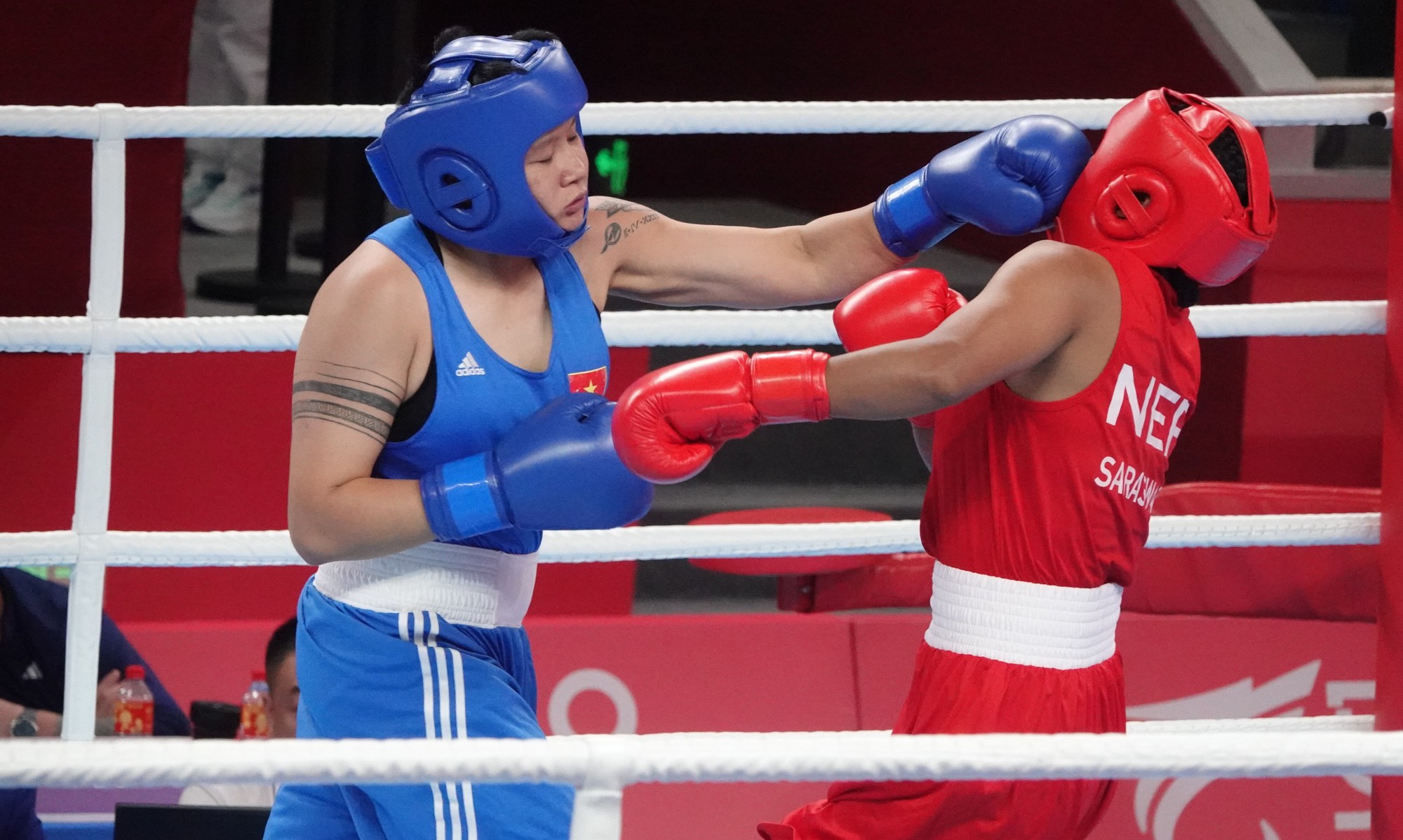 Vietnamese female boxer firmly holds the historic medal - Vietnam.vn