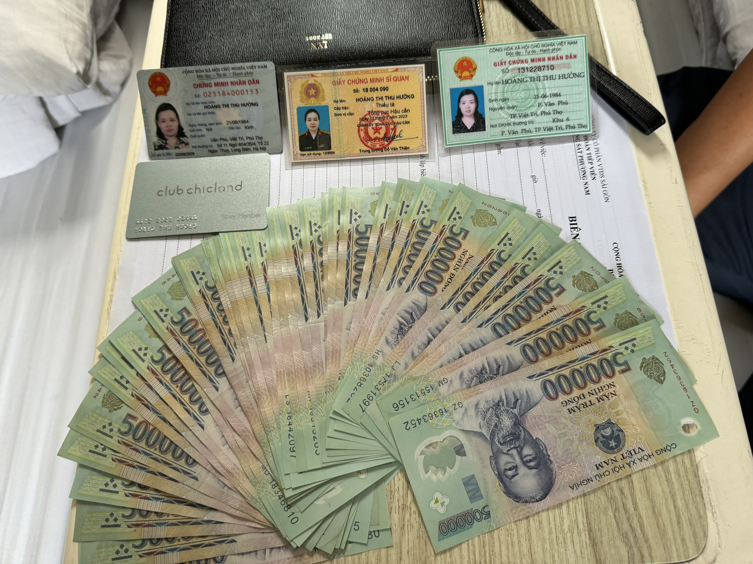 Tiếp viên tàu SE3 trả lại 22,5 triệu đồng cùng nhiều giấy tờ khách để quên dưới gối