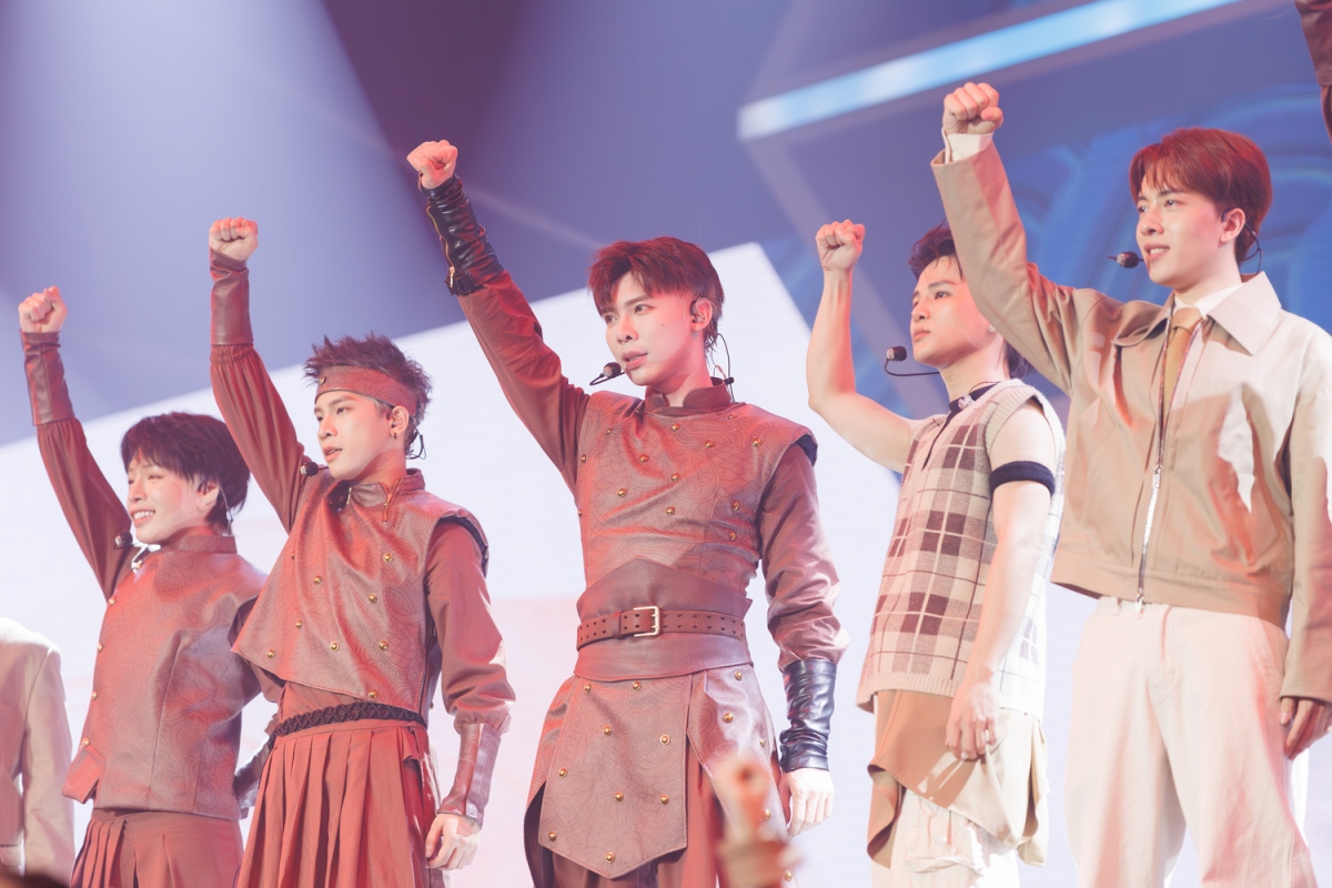 Cuộc đụng độ của "Anh trai vượt ngàn chông gai" và "Anh trai say hi"