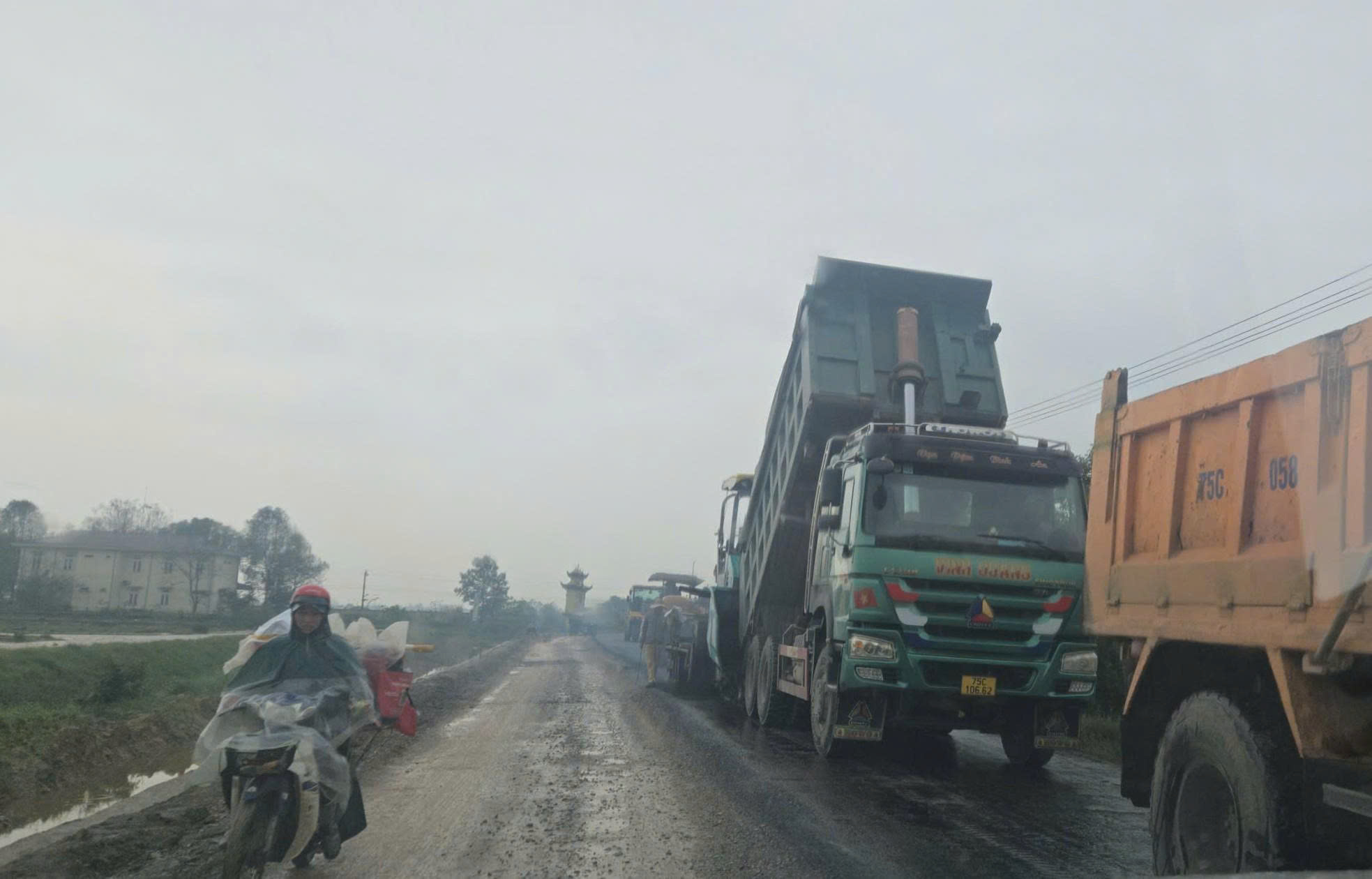 Huế: Kiểm tra mặt đường QL49B thảm nhựa gặp mưa, không đạt sẽ cào bóc ...