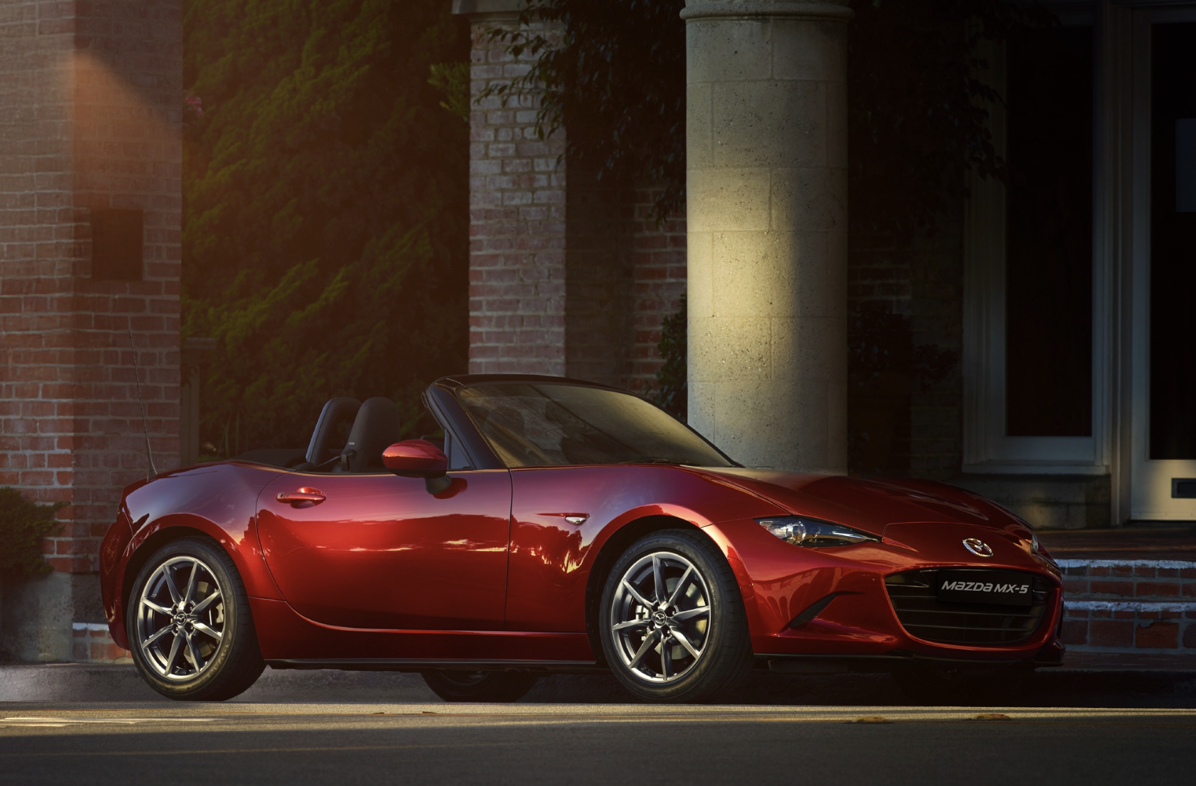 Xe mui trần Mazda MX-5 nhận đặt cọc tại Việt Nam