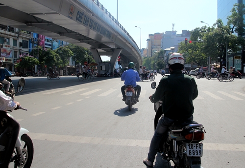 Những cảnh chỉ có khi nắng bỏng rát trên phố Hà Nội