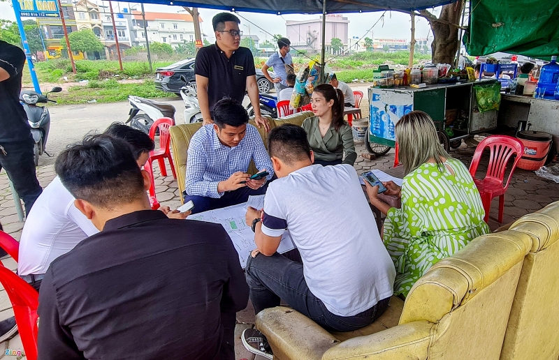 Xe ùn ùn đổ về Đông Triều trong cơn sốt đất ảo