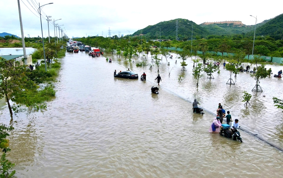 Tìm thấy thi thể nam thanh niên bị lũ cuốn ở Nha Trang