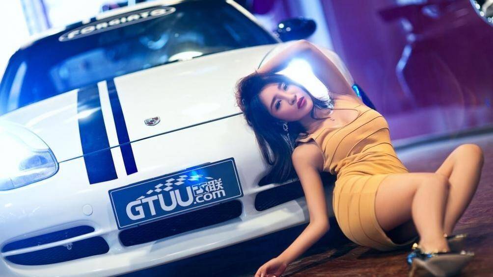 Mỹ nữ có thân hình nóng bỏng tạo dáng bên Porsche 996 Carrera