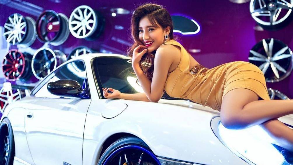 Mỹ nữ có thân hình nóng bỏng tạo dáng bên Porsche 996 Carrera