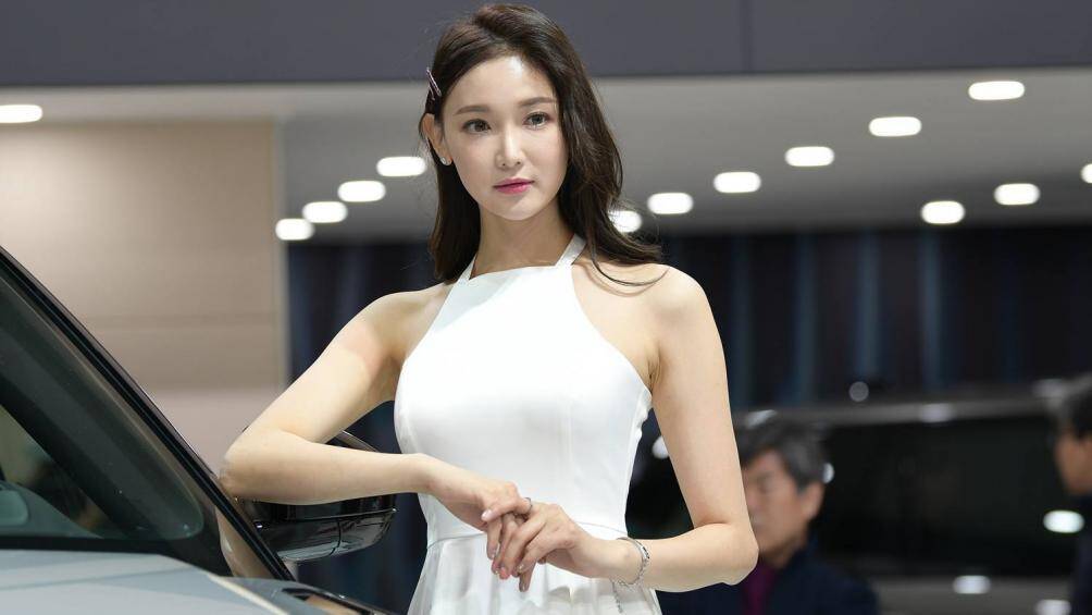 Nữ thần Moon Ga Kyung khoe dáng chuẩn bên xế hộp