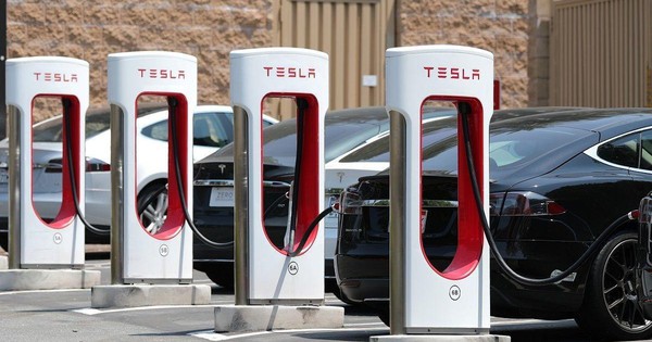 Vì sao nhiều "ông lớn" ngành ô tô Mỹ chạy theo chuẩn sạc Tesla?
