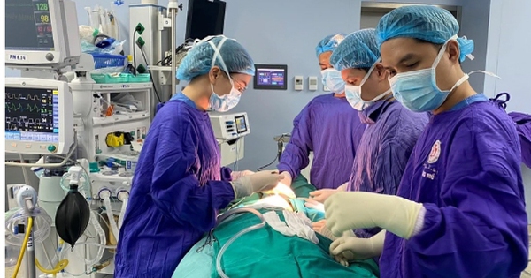Dịch mủ tràn từ ổ áp xe má bệnh nhân, do tiêm filler làm đẹp