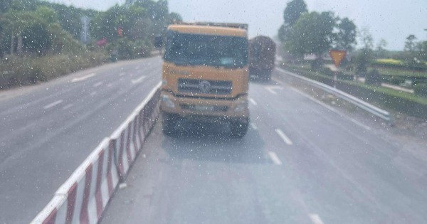 Từ hình ảnh người dân cung cấp, tài xế xe ben chạy ngược chiều bị công ...