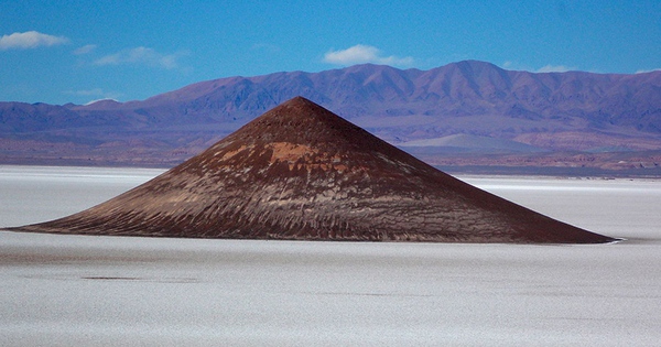 Bí ẩn kim tự tháp mọc lên giữa đồng muối tại Argentina