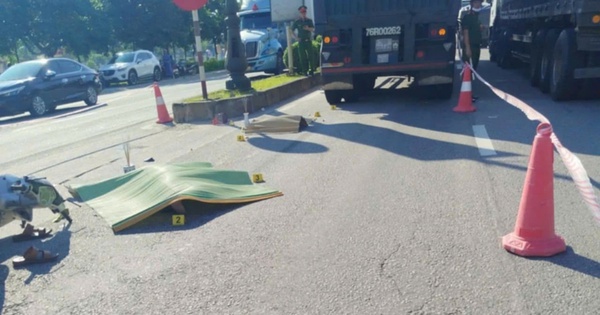 Bản tin TNGT 30/9: Sang đường bất cẩn, người đi xe máy bị xe đầu kéo cán tử vong