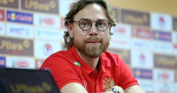 HLV tuyển Nga nói lời bất ngờ sau trận thắng Việt Nam