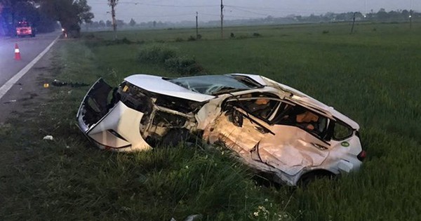 Bản tin TNGT 30/4: Tài xế taxi tử vong sau va chạm với ô tô con