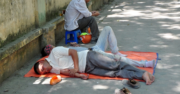 Những cảnh chỉ có khi nắng bỏng rát trên phố Hà Nội