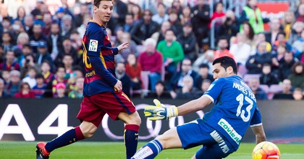 Trước ngày trao QBV, Messi đưa Barca lên đỉnh La Liga
