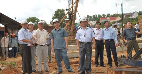 Làm đường dưới làn mưa đạn Fulro