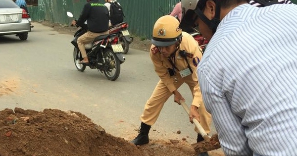 CSGT xúc đất giải tỏa ùn tắc, người dân hầu hết đứng...nhìn