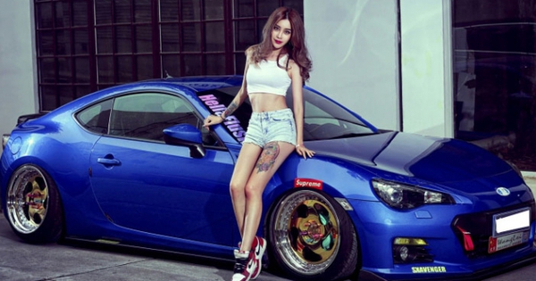 Bỏng mắt với chân dài khoe dáng bên xế độ Subazu BRZ