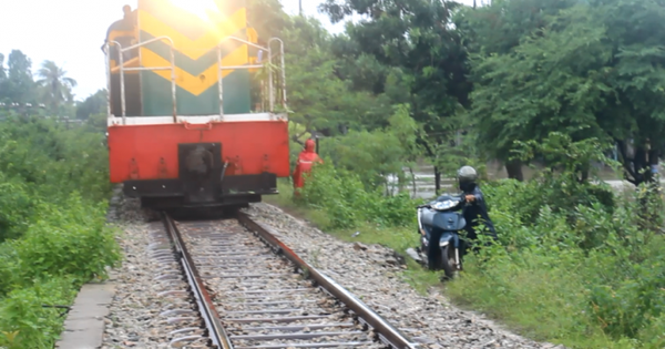 Tránh lũ trên đường ray, dân hoảng loạn tháo chạy khi tàu hỏa đến
