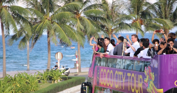 Buýt công cộng, du lịch hội tụ trên xe mui trần Coco City Tour