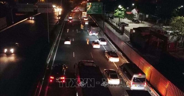 Người dân ùn ùn quay trở lại Hà Nội trong đêm do sợ tắc đường