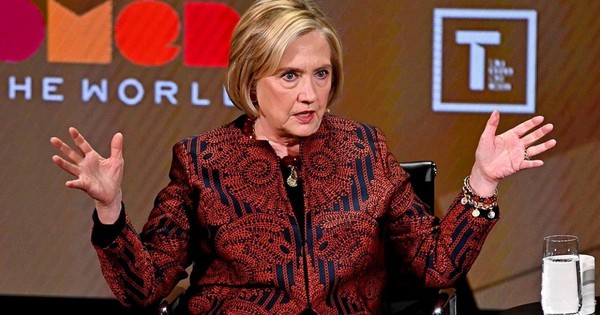 Bà Clinton bất ngờ lên tiếng: Donald Trump đã phản bội Hoa Kỳ