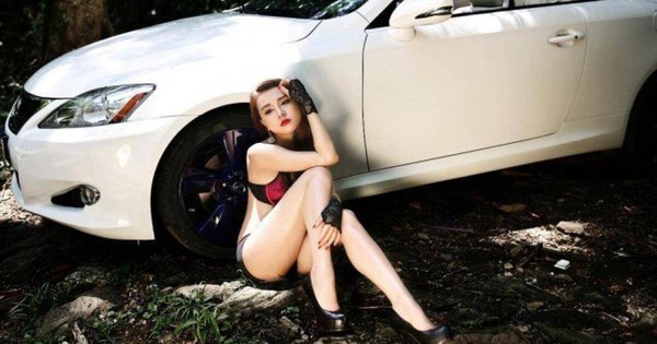 Nguyệt Moon diện bikini nóng bỏng tạo dáng bên Lexus mui trần