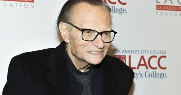 “Vua” phỏng vấn truyền hình người Mỹ Larry King qua đời