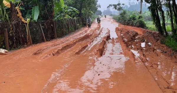 Dân đánh vật trên đường cứu nạn dở dang, hư hỏng như “ruộng cày”