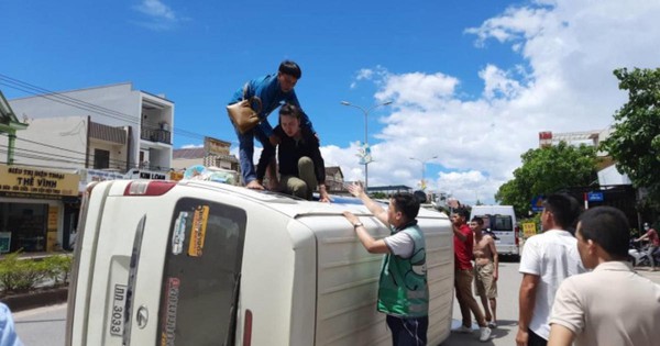 Xe khách chở 14 người Lào bị lật trên QL9, dân phá kính giải cứu