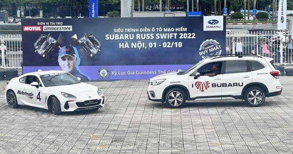 Màn quay compa bằng xe Subaru của huyền thoại người Anh tại sân Mỹ Đình